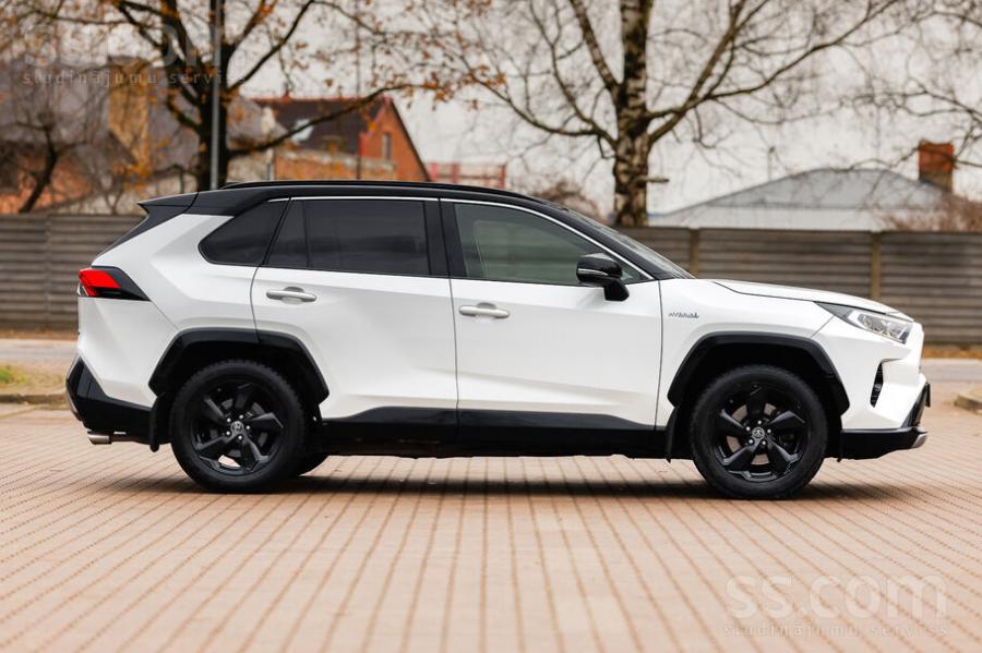 White Toyota RAV4 2019 in Jelgava, with an engine capacity of 2.50 L and mileage of 230 thousand km for 21600 €, photo 5 on AUTOMOTO.COM.LV