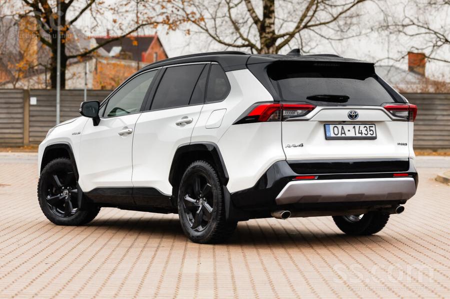 White Toyota RAV4 2019 in Jelgava, with an engine capacity of 2.50 L and mileage of 230 thousand km for 21600 €, photo 8 on AUTOMOTO.COM.LV