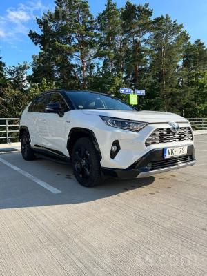 White Toyota RAV4 2019 in Riga, with an engine capacity of 2.50 L and mileage of 85 thousand km for 28500 €, photo 2 on AUTOMOTO.COM.LV