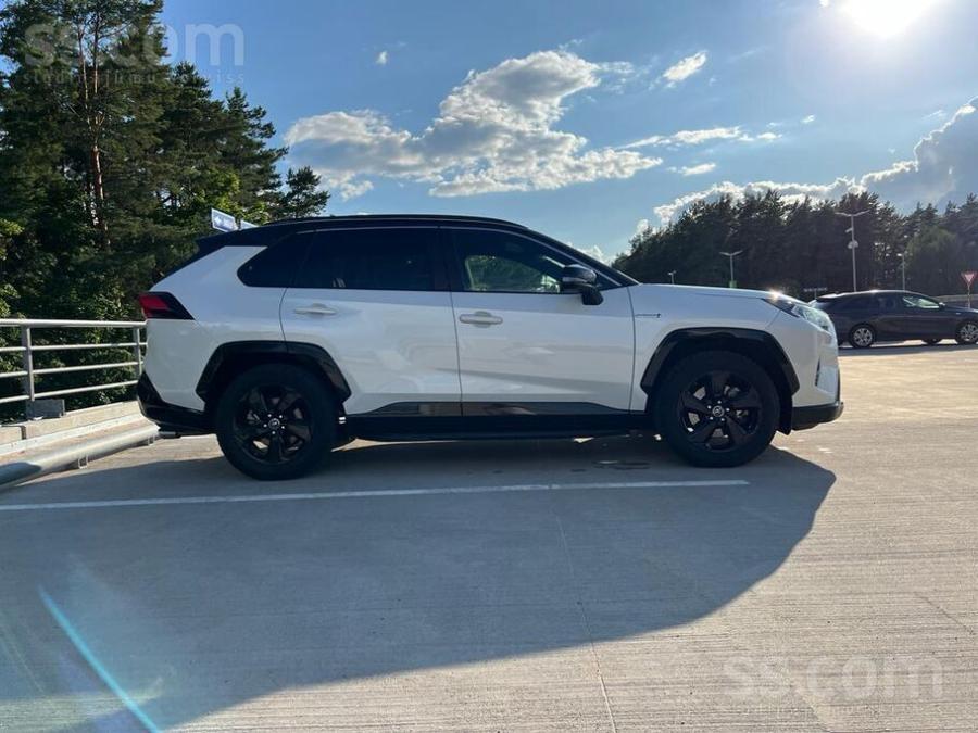 White Toyota RAV4 2019 in Riga, with an engine capacity of 2.50 L and mileage of 85 thousand km for 28500 €, photo 3 on AUTOMOTO.COM.LV