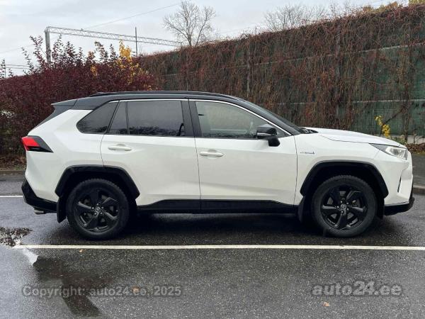White Toyota RAV4 2019 in Tartu, with an engine capacity of 2.50 L and mileage of 167 thousand km for 22000 €, photo 3 on AUTOMOTO.COM.LV