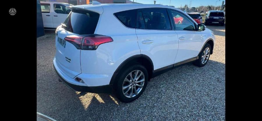 White Toyota RAV4 2019 in Vilnius, with an engine capacity of 2.49 L and mileage of 167 thousand km for 15600 €, photo 3 on AUTOMOTO.COM.LV