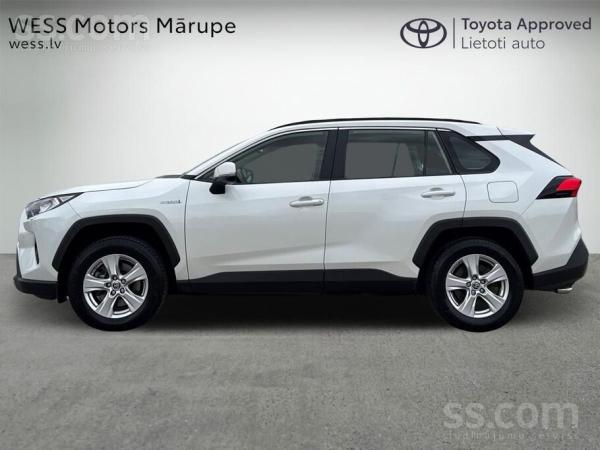 White Toyota RAV4 2019 in Riga, with an engine capacity of 2.50 L and mileage of 111 thousand km for 24990 €, photo 3 on AUTOMOTO.COM.LV