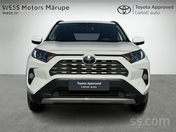 White Toyota RAV4 2019 in Riga, with an engine capacity of 2.50 L and mileage of 111 thousand km for 24990 €, photo 5 on AUTOMOTO.COM.LV