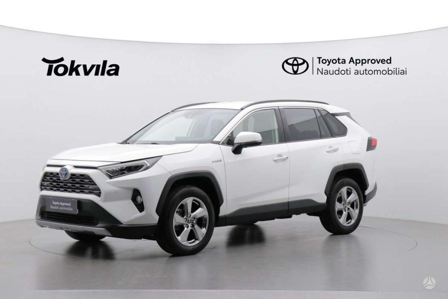 White Toyota RAV4 2019 in Vilnius, with an engine capacity of 2.49 L and mileage of 136 thousand km for 27900 €, photo 1 on AUTOMOTO.COM.LV