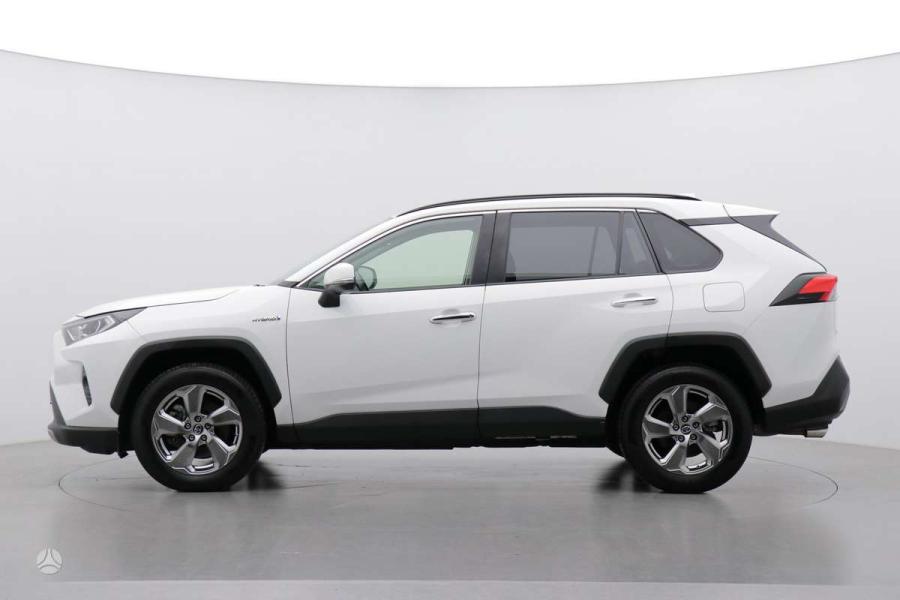 White Toyota RAV4 2019 in Vilnius, with an engine capacity of 2.49 L and mileage of 136 thousand km for 27900 €, photo 4 on AUTOMOTO.COM.LV