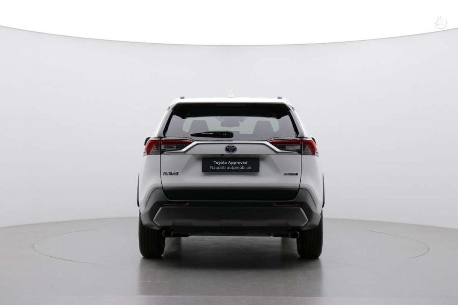 White Toyota RAV4 2019 in Vilnius, with an engine capacity of 2.49 L and mileage of 136 thousand km for 27900 €, photo 5 on AUTOMOTO.COM.LV