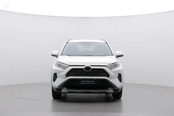 White Toyota RAV4 2019 in Vilnius, with an engine capacity of 2.49 L and mileage of 136 thousand km for 27900 €, photo 6 on AUTOMOTO.COM.LV