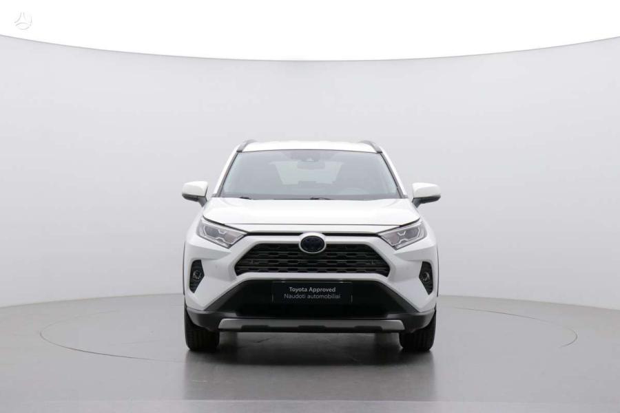 White Toyota RAV4 2019 in Vilnius, with an engine capacity of 2.49 L and mileage of 136 thousand km for 27900 €, photo 6 on AUTOMOTO.COM.LV
