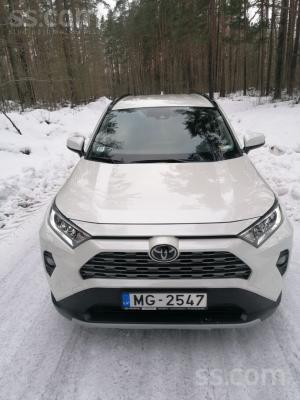 White Toyota RAV4 2019 in Riga, with an engine capacity of 2.00 L and mileage of 98 thousand km for 22000 €, photo 2 on AUTOMOTO.COM.LV