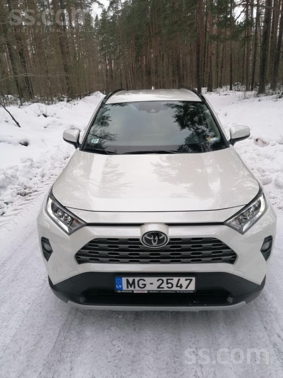 White Toyota RAV4 2019 in Riga, with an engine capacity of 2.00 L and mileage of 98 thousand km for 22000 €, photo 2 on AUTOMOTO.COM.LV