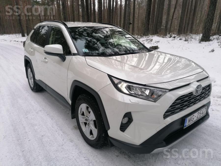 White Toyota RAV4 2019 in Riga, with an engine capacity of 2.00 L and mileage of 98 thousand km for 22000 €, photo 3 on AUTOMOTO.COM.LV
