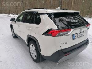 White Toyota RAV4 2019 in Riga, with an engine capacity of 2.00 L and mileage of 98 thousand km for 22000 €, photo 7 on AUTOMOTO.COM.LV
