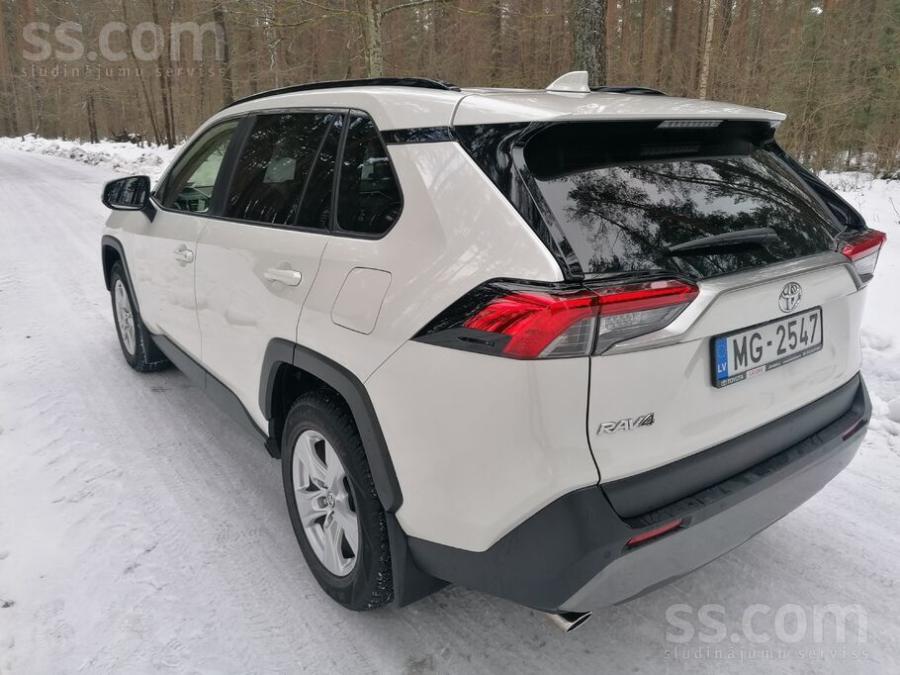 White Toyota RAV4 2019 in Riga, with an engine capacity of 2.00 L and mileage of 98 thousand km for 22000 €, photo 7 on AUTOMOTO.COM.LV