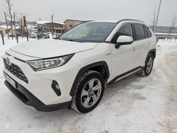 White Toyota RAV4 2019 in Vilnius, with an engine capacity of 2.49 L and mileage of 190 thousand km for 20800 €, photo 1 on AUTOMOTO.COM.LV