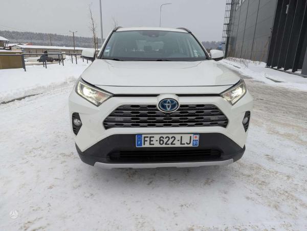 White Toyota RAV4 2019 in Vilnius, with an engine capacity of 2.49 L and mileage of 190 thousand km for 20800 €, photo 2 on AUTOMOTO.COM.LV