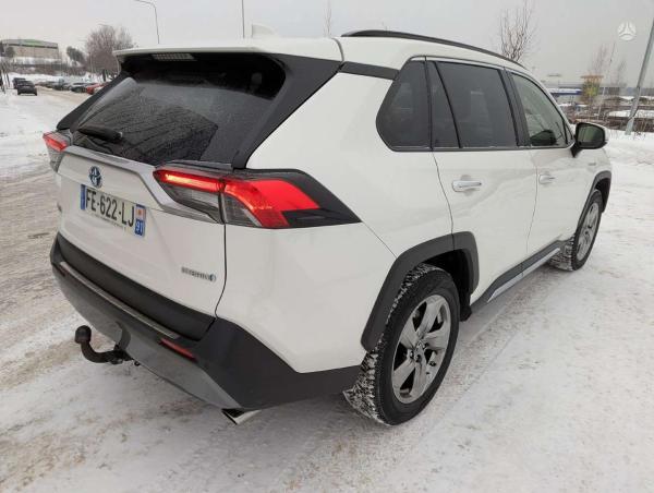 White Toyota RAV4 2019 in Vilnius, with an engine capacity of 2.49 L and mileage of 190 thousand km for 20800 €, photo 3 on AUTOMOTO.COM.LV