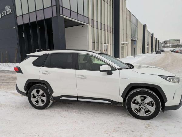 White Toyota RAV4 2019 in Vilnius, with an engine capacity of 2.49 L and mileage of 190 thousand km for 20800 €, photo 4 on AUTOMOTO.COM.LV