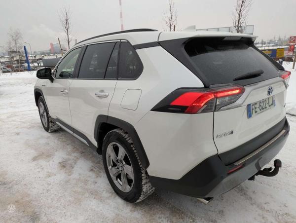 White Toyota RAV4 2019 in Vilnius, with an engine capacity of 2.49 L and mileage of 190 thousand km for 20800 €, photo 6 on AUTOMOTO.COM.LV