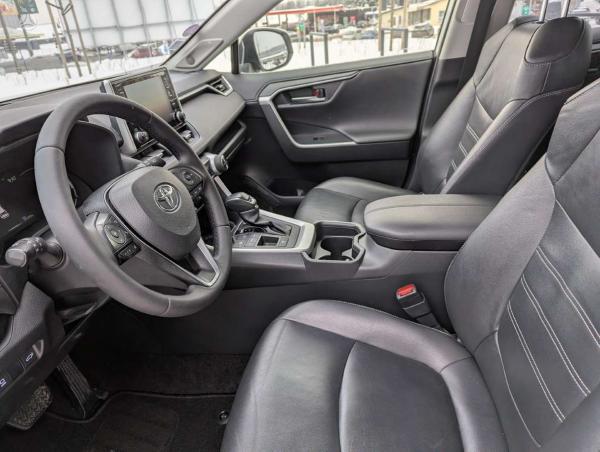 White Toyota RAV4 2019 in Vilnius, with an engine capacity of 2.49 L and mileage of 190 thousand km for 20800 €, photo 8 on AUTOMOTO.COM.LV