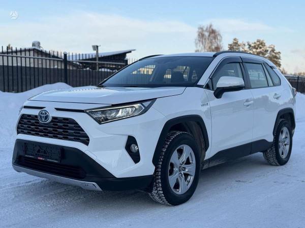 White Toyota RAV4 2019 in Vilnius, with an engine capacity of 2.49 L and mileage of 389 thousand km for 17500 €, photo 1 on AUTOMOTO.COM.LV
