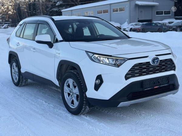 White Toyota RAV4 2019 in Vilnius, with an engine capacity of 2.49 L and mileage of 389 thousand km for 17500 €, photo 3 on AUTOMOTO.COM.LV