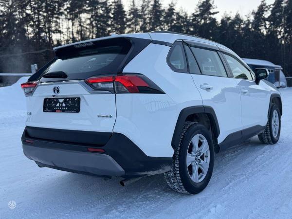 White Toyota RAV4 2019 in Vilnius, with an engine capacity of 2.49 L and mileage of 389 thousand km for 17500 €, photo 4 on AUTOMOTO.COM.LV