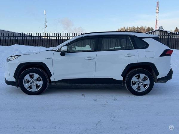 White Toyota RAV4 2019 in Vilnius, with an engine capacity of 2.49 L and mileage of 389 thousand km for 17500 €, photo 5 on AUTOMOTO.COM.LV