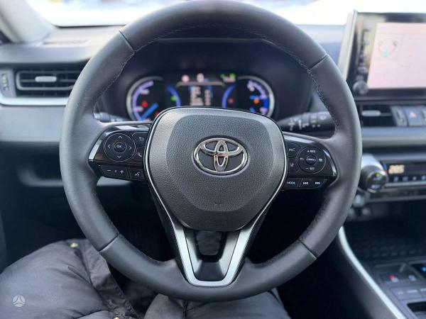 White Toyota RAV4 2019 in Vilnius, with an engine capacity of 2.49 L and mileage of 389 thousand km for 17500 €, photo 9 on AUTOMOTO.COM.LV