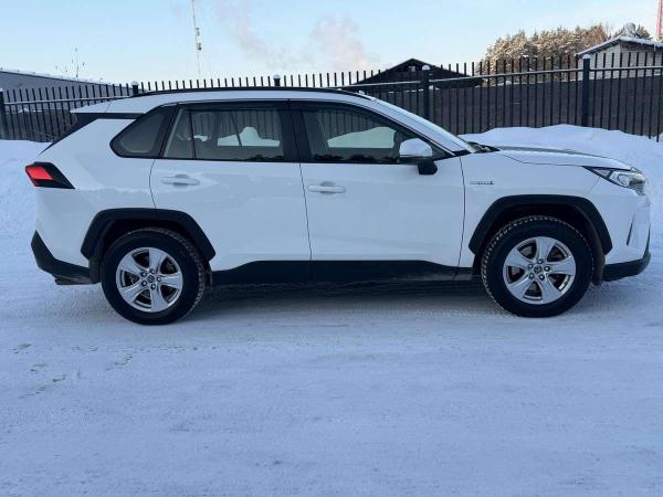 White Toyota RAV4 2019 in Vilnius, with an engine capacity of 2.49 L and mileage of 389 thousand km for 17500 €, photo 10 on AUTOMOTO.COM.LV