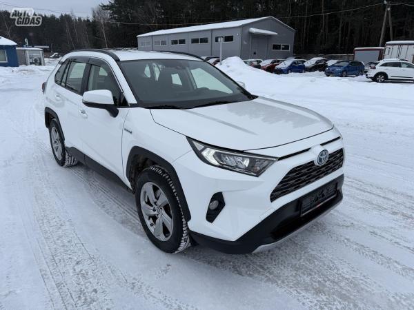 White Toyota RAV4 2019 in Vilnius, with an engine capacity of 2.50 L and mileage of 389 thousand km for 17850 €, photo 3 on AUTOMOTO.COM.LV
