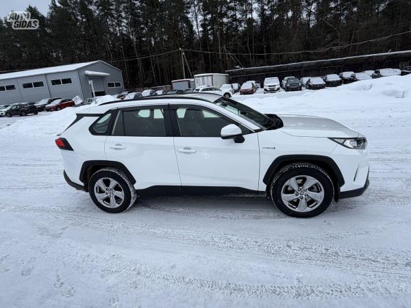 White Toyota RAV4 2019 in Vilnius, with an engine capacity of 2.50 L and mileage of 389 thousand km for 17850 €, photo 4 on AUTOMOTO.COM.LV