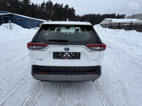 White Toyota RAV4 2019 in Vilnius, with an engine capacity of 2.50 L and mileage of 389 thousand km for 17850 €, photo 6 on AUTOMOTO.COM.LV