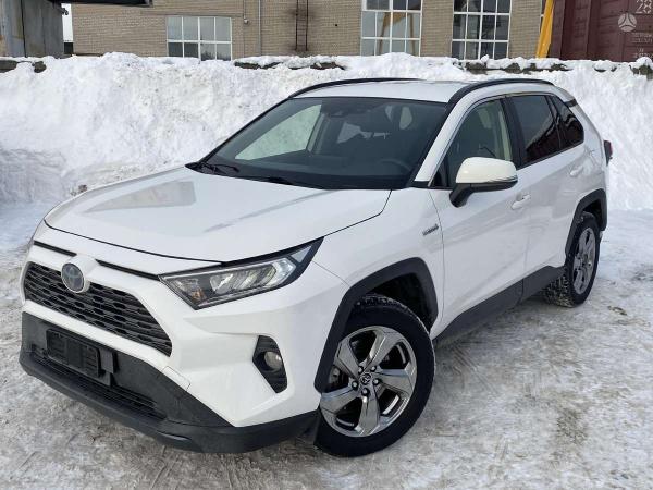 White Toyota RAV4 2019 in Vilnius, with an engine capacity of 2.49 L and mileage of 197 thousand km for 20200 €, photo 1 on AUTOMOTO.COM.LV