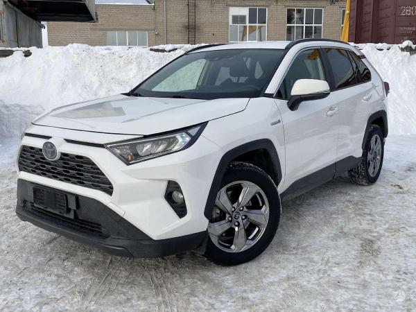 White Toyota RAV4 2019 in Vilnius, with an engine capacity of 2.49 L and mileage of 197 thousand km for 20200 €, photo 2 on AUTOMOTO.COM.LV