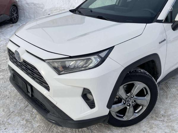 White Toyota RAV4 2019 in Vilnius, with an engine capacity of 2.49 L and mileage of 197 thousand km for 20200 €, photo 3 on AUTOMOTO.COM.LV