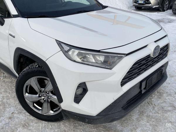 White Toyota RAV4 2019 in Vilnius, with an engine capacity of 2.49 L and mileage of 197 thousand km for 20200 €, photo 5 on AUTOMOTO.COM.LV