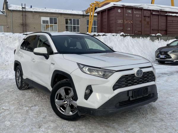 White Toyota RAV4 2019 in Vilnius, with an engine capacity of 2.49 L and mileage of 197 thousand km for 20200 €, photo 7 on AUTOMOTO.COM.LV