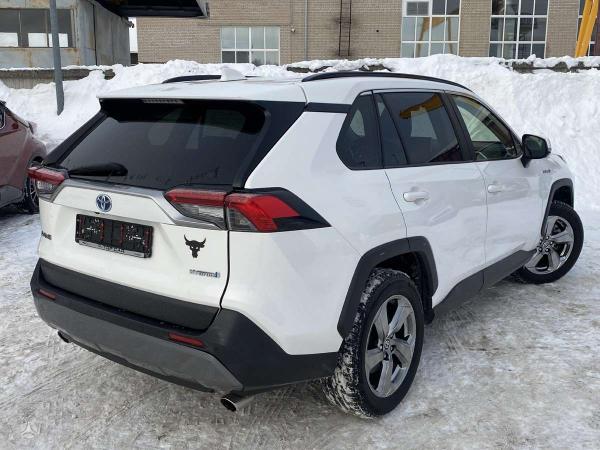 White Toyota RAV4 2019 in Vilnius, with an engine capacity of 2.49 L and mileage of 197 thousand km for 20200 €, photo 8 on AUTOMOTO.COM.LV