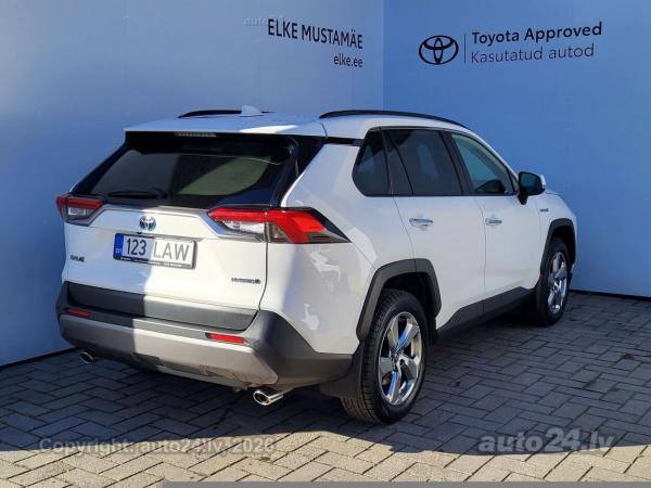White Toyota RAV4 2019 in Tallinn, with an engine capacity of 2.49 L and mileage of 65 thousand km for 30495 €, photo 2 on AUTOMOTO.COM.LV