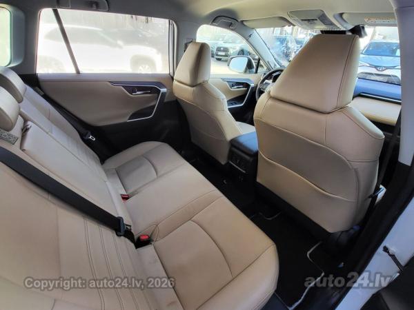 White Toyota RAV4 2019 in Tallinn, with an engine capacity of 2.49 L and mileage of 65 thousand km for 30495 €, photo 7 on AUTOMOTO.COM.LV
