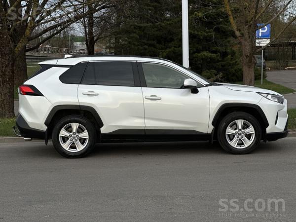White Toyota RAV4 2019 in Riga, with an engine capacity of 2.00 L and mileage of 208 thousand km for 18100 €, photo 2 on AUTOMOTO.COM.LV