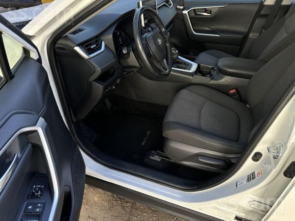 White Toyota RAV4 2019 in Riga, with an engine capacity of 2.00 L and mileage of 208 thousand km for 18100 €, photo 9 on AUTOMOTO.COM.LV