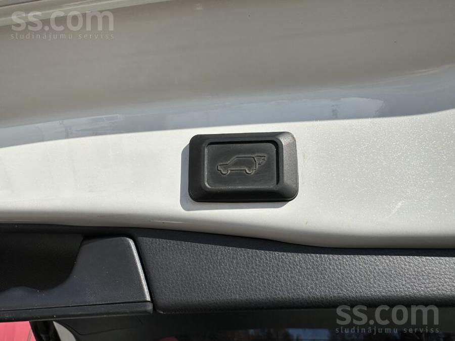 Balts Toyota RAV4 2019 Rīga, ar dzinēja tilpumu 2.00 L un nobraukumu 208 tūkst. km par 18100 €, foto 24 vietnē AUTOMOTO.COM.LV