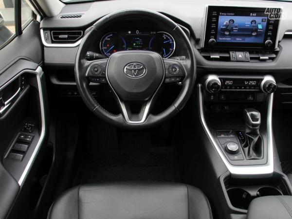 White Toyota RAV4 2019 in Vilnius, with an engine capacity of 2.50 L and mileage of 157 thousand km for 26500 €, photo 6 on AUTOMOTO.COM.LV