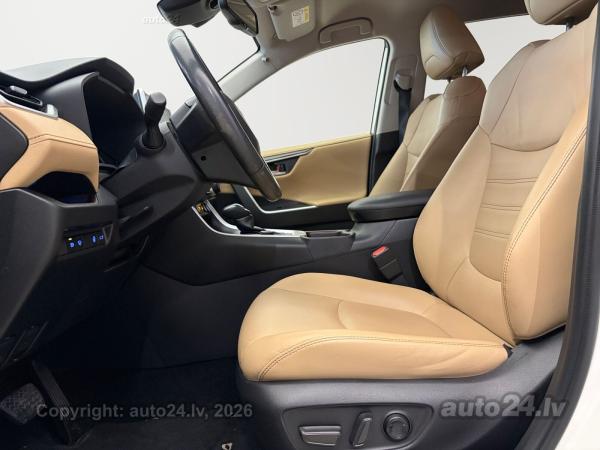 White Toyota RAV4 2019 in Tallinn, with an engine capacity of 2.00 L and mileage of 82 thousand km for 27900 €, photo 5 on AUTOMOTO.COM.LV