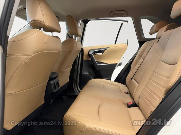 White Toyota RAV4 2019 in Tallinn, with an engine capacity of 2.00 L and mileage of 82 thousand km for 27900 €, photo 6 on AUTOMOTO.COM.LV