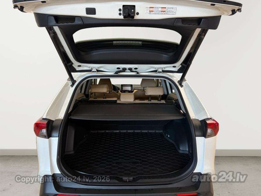 White Toyota RAV4 2019 in Tallinn, with an engine capacity of 2.00 L and mileage of 82 thousand km for 27900 €, photo 13 on AUTOMOTO.COM.LV