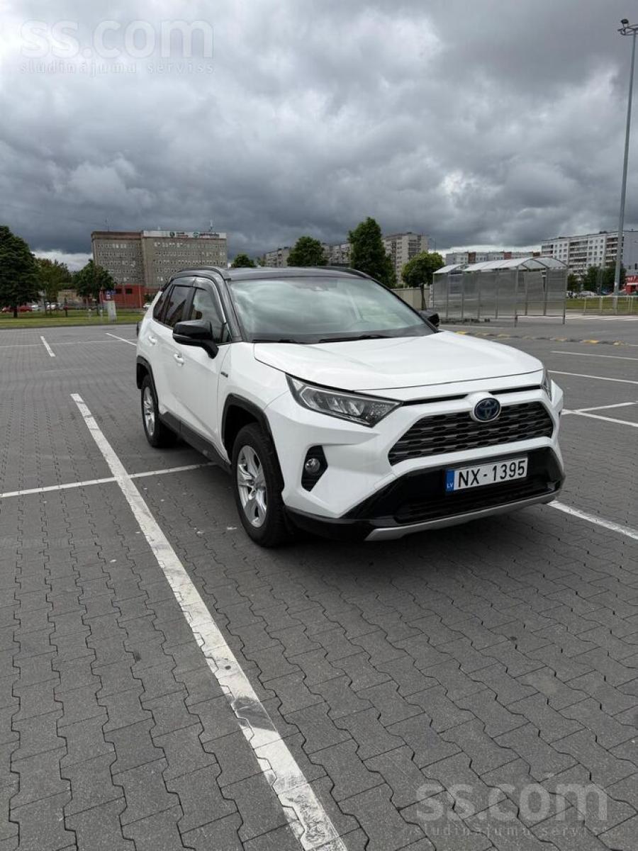 White Toyota RAV4 2019 in Riga, with an engine capacity of 2.50 L and mileage of 235 thousand km for 17700 €, photo 1 on AUTOMOTO.COM.LV