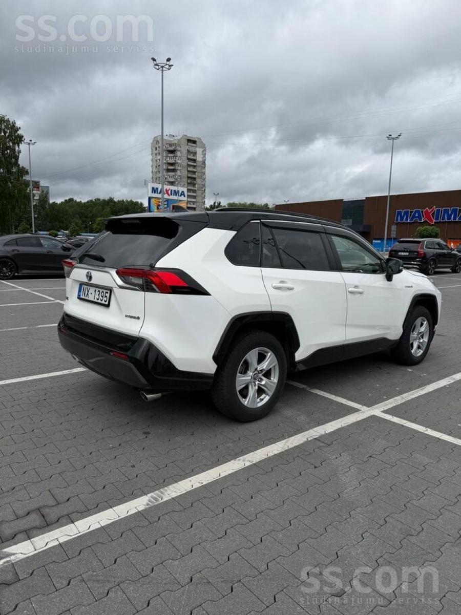 White Toyota RAV4 2019 in Riga, with an engine capacity of 2.50 L and mileage of 235 thousand km for 17700 €, photo 3 on AUTOMOTO.COM.LV